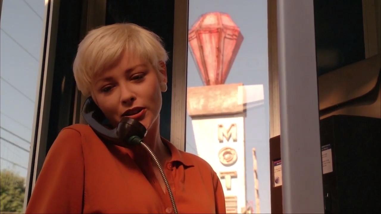 Modra vrtnica: Teresa Banks | RAZGLEDANO